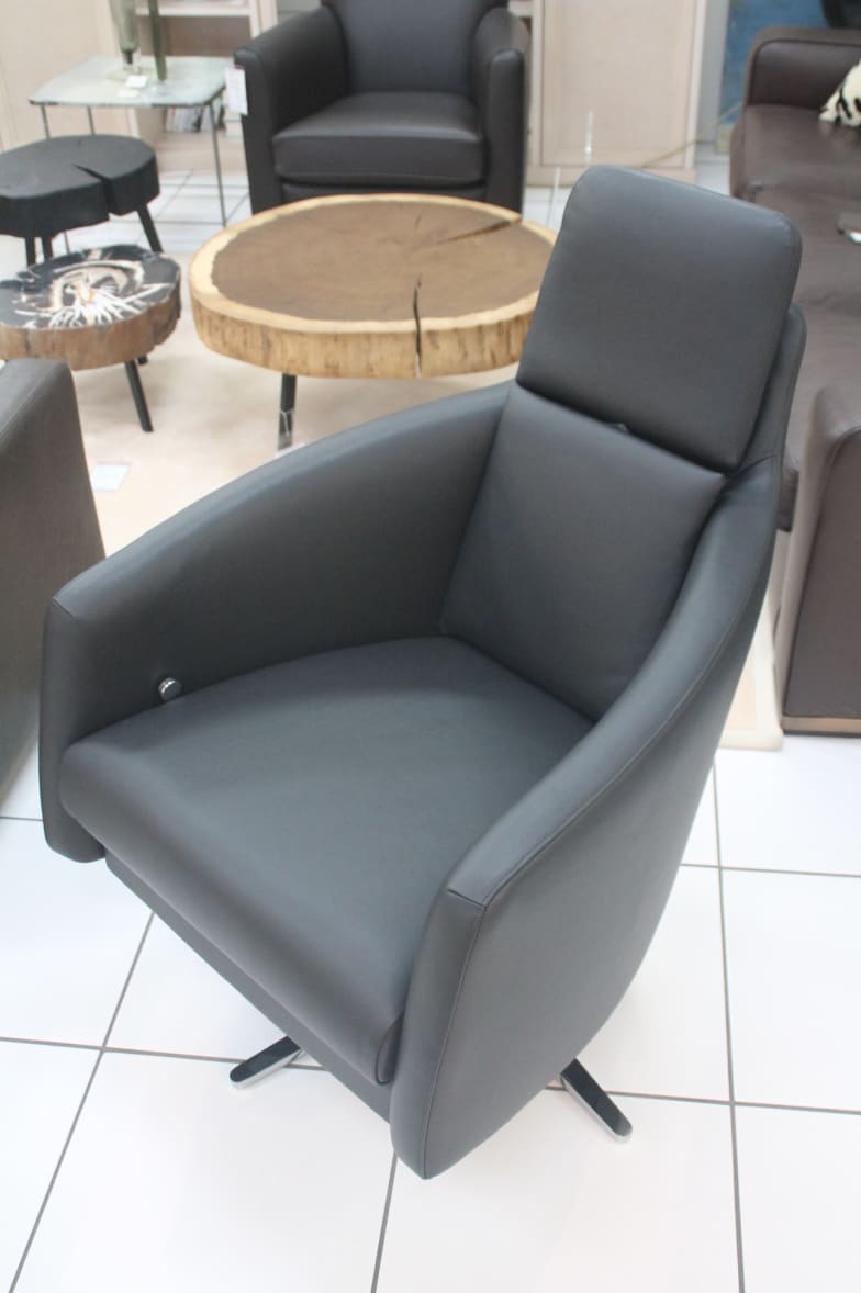 Boss armchair by ipdesign